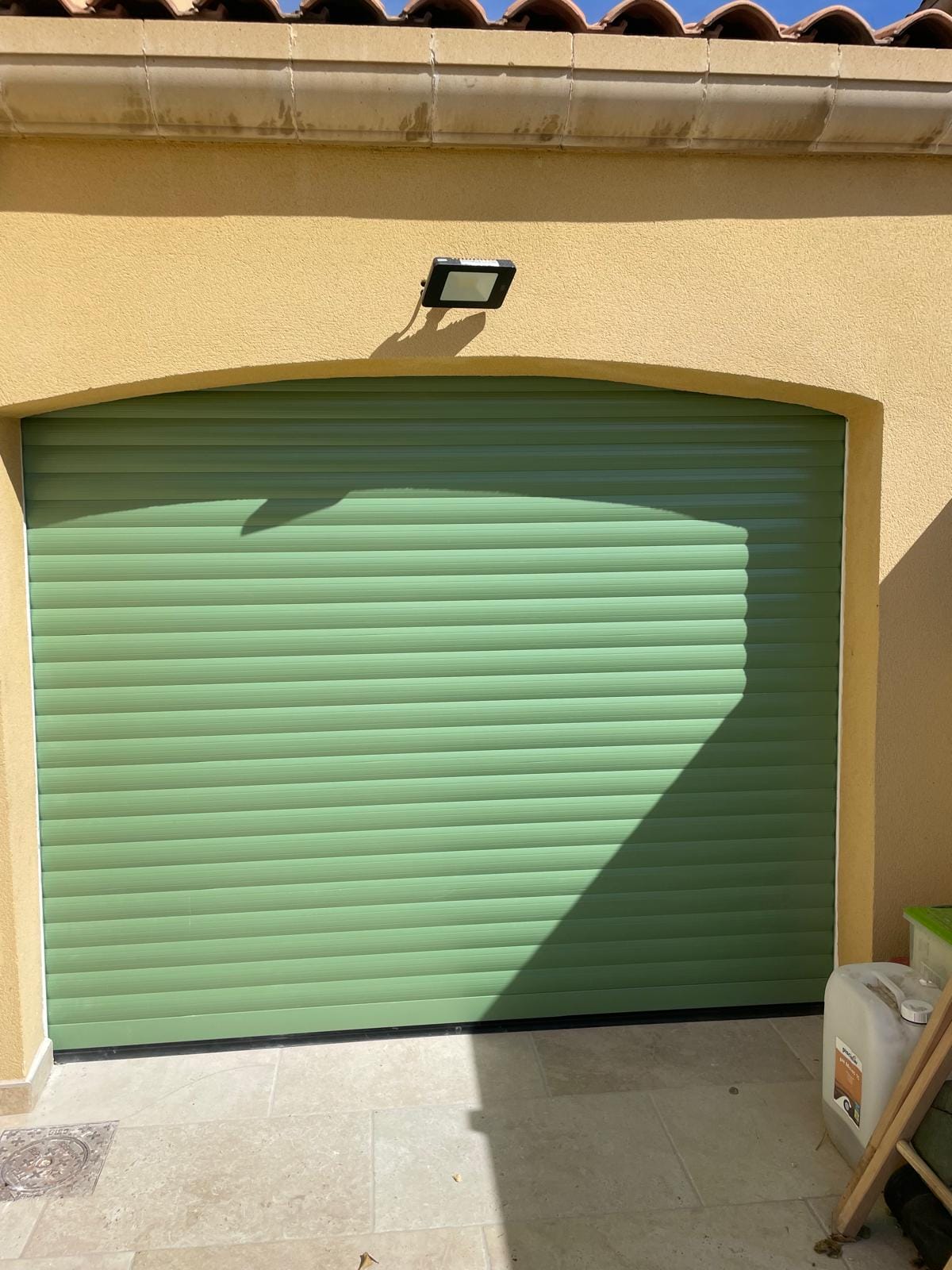 Installation d’une porte de garage enroulable en applique intérieure ...
